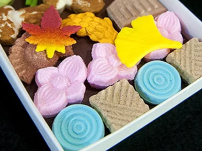 Хигаси — сухие японские сладости